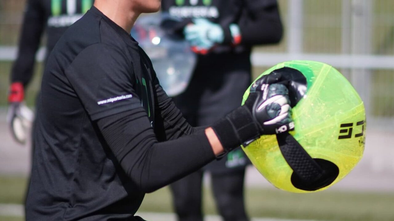The water ball as a tool to enhance your goalkeepers’ performance - Mi ...